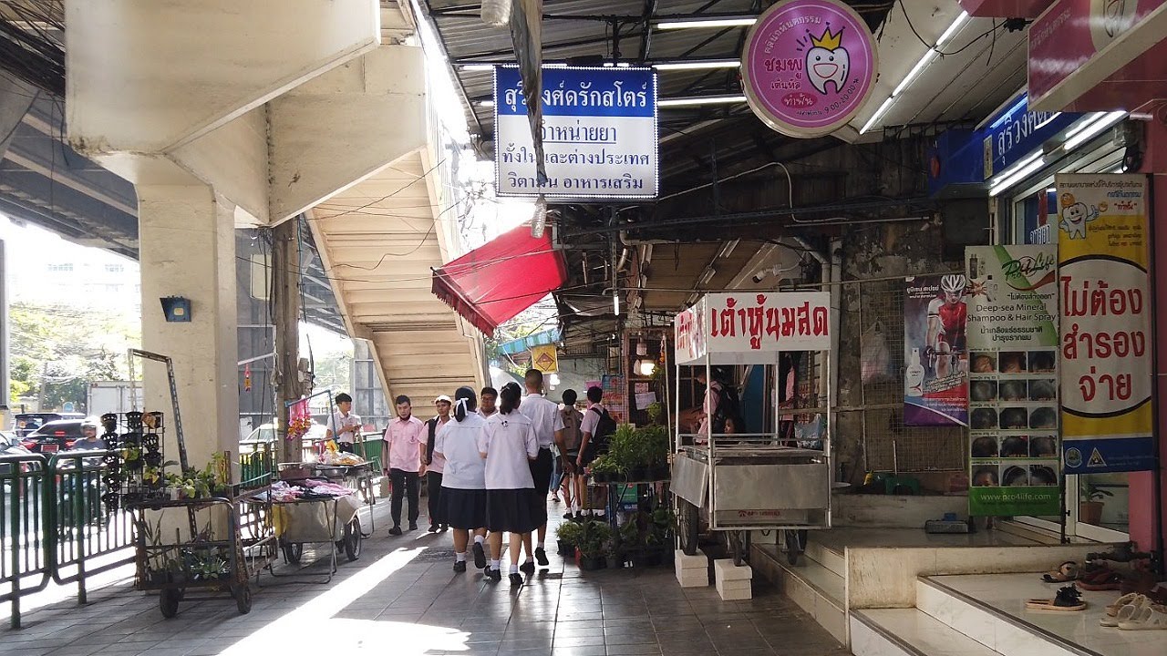 [4K] Walking Tour on Ramkhamhaeng Main Road in Bangkok Thailand - YouTube