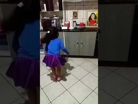 LARA   (dançando  papum)     (*  -  *)