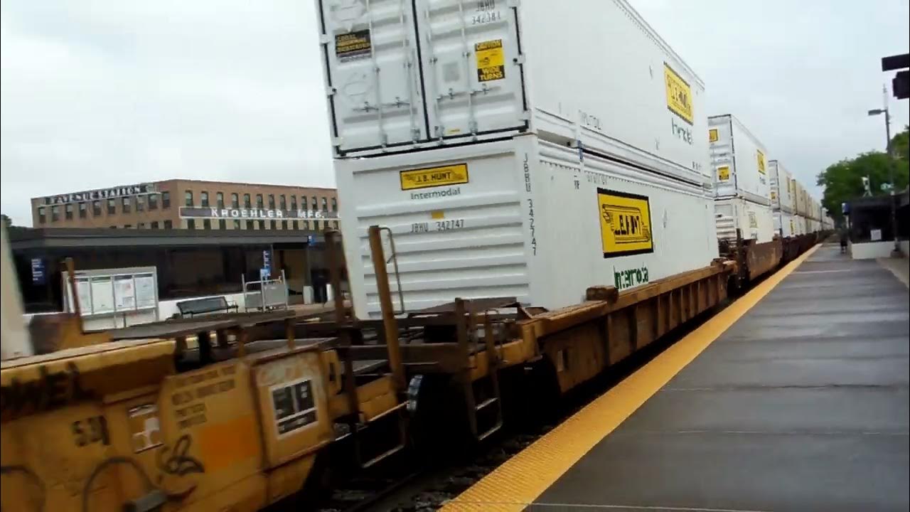 BNSF intermodal train in Naperville. - YouTube