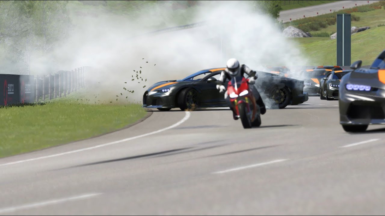Crash Bugatti Chiron Super Sport 300+ vs Ducati 1299 Panigale S at ...