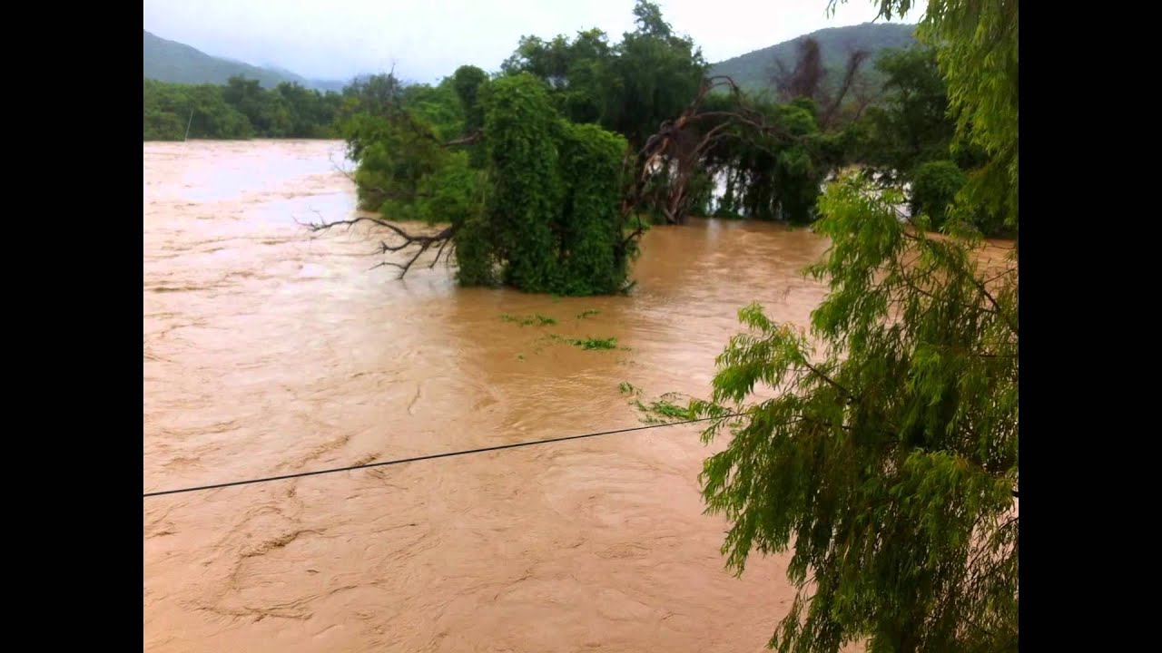 DESBORDE DEL RIO MIXTECO EN TECOMATLAN PUE. - YouTube