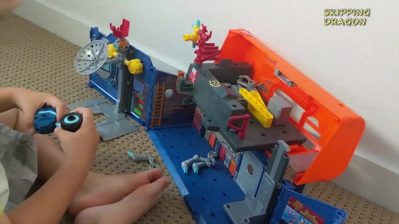 Maxi is playing with RUSTY RIVETS Lab playset 🐲 Nickoledeon Toys - YouTube