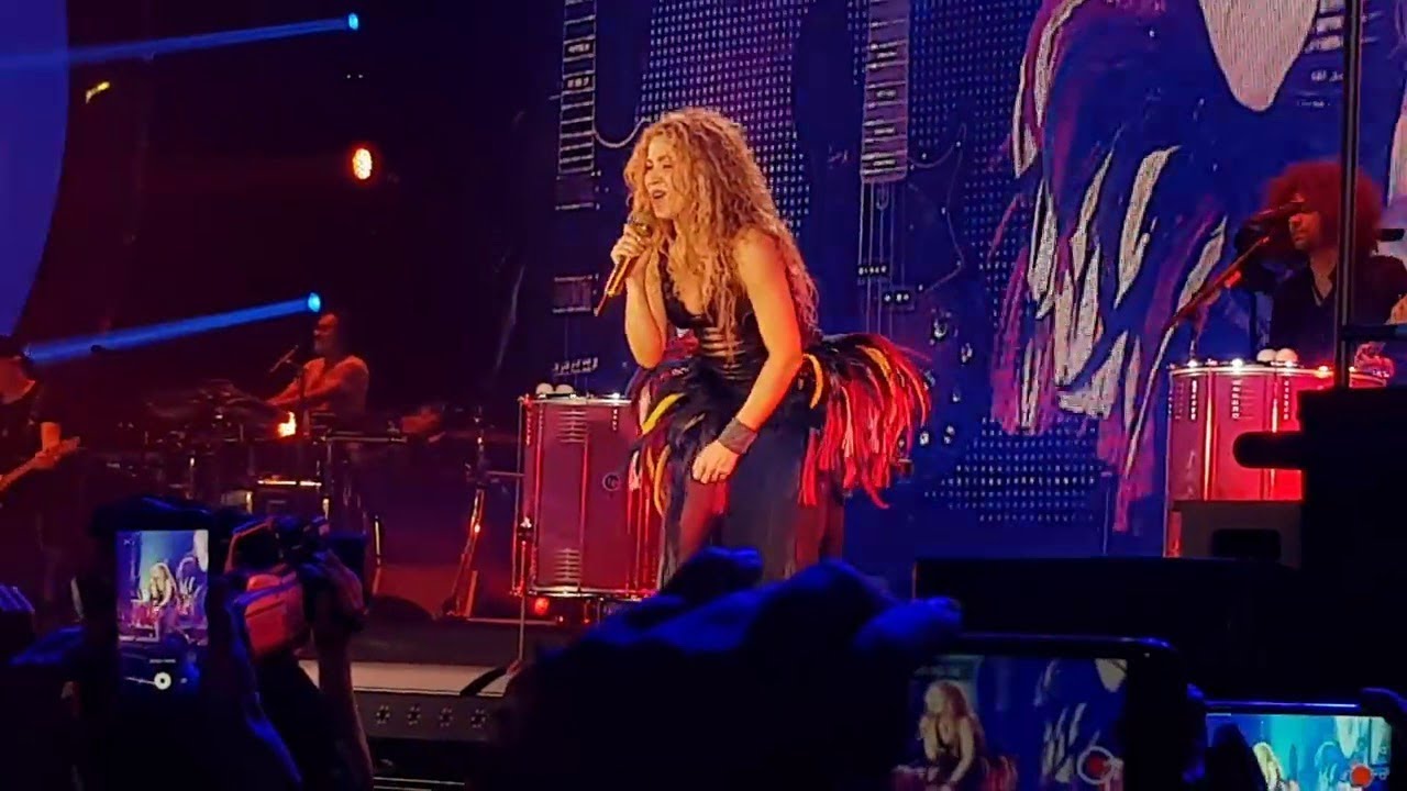 Shakira en México | La La La - Waka Waka Medley | Estadio Azteca El ...