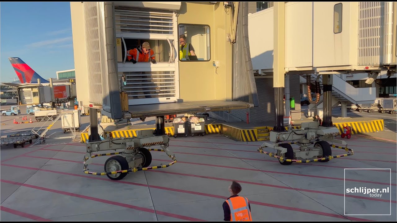 Jet bridge rolls away, Schiphol Airport - June 29, 2022 06:38 - YouTube