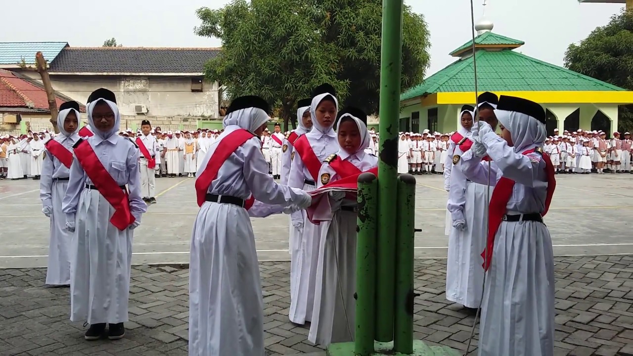 Pengibaran Bendera Merah Putih ala SD - YouTube
