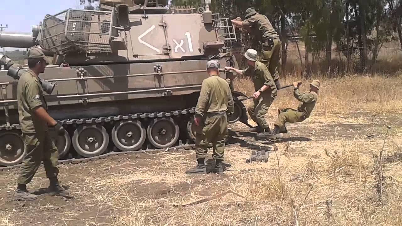 Israeli artillerymen performing maintenance - YouTube