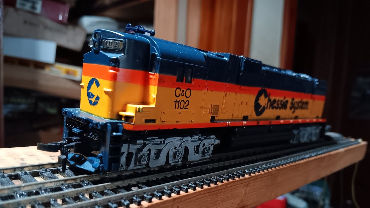 Tyco ho scale chessie system diesel locomotive review - YouTube