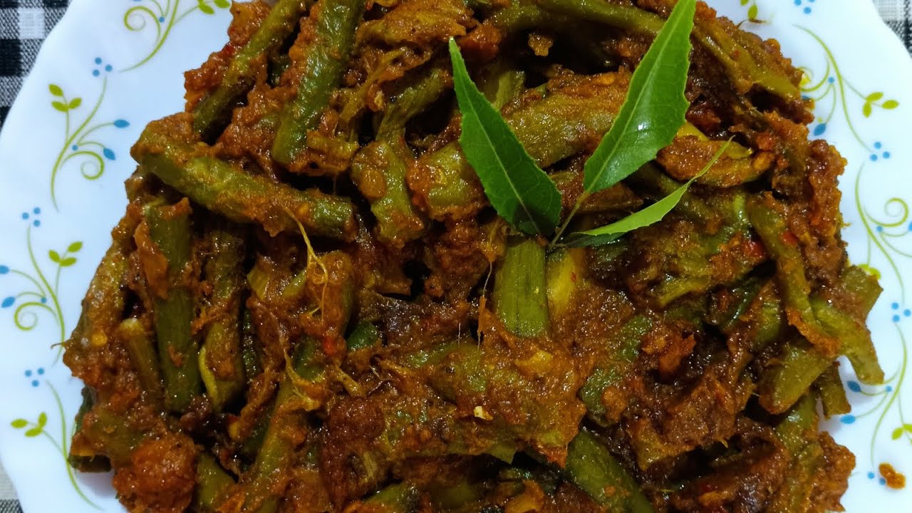 Kochur lota ar Shukno/Shutki Macher Chorchori | HomeMade Recipe | Spicy ...