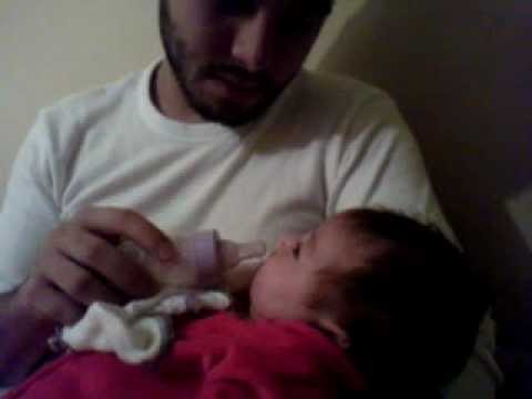 Primeira mamadeira da Alanna