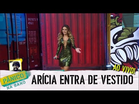 AO VIVO: ARÍCIA APARECE DE VESTIDO NO PALCO