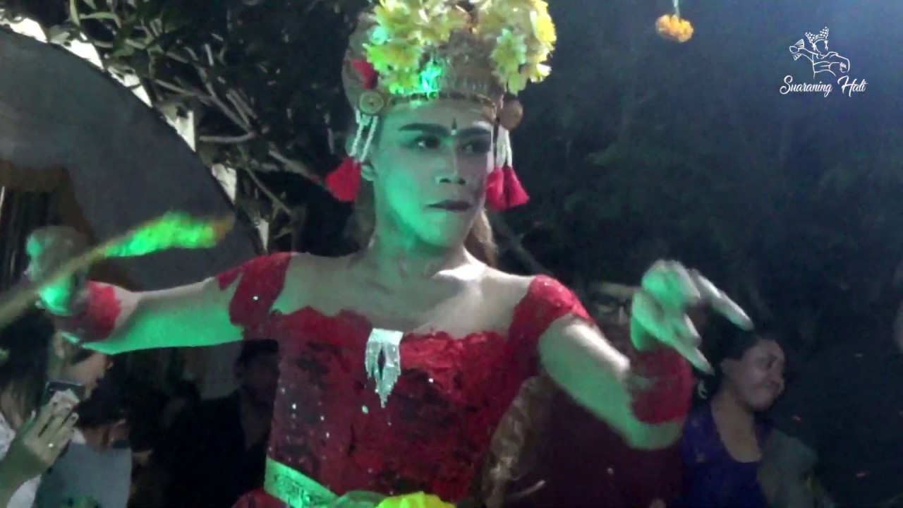 mang ayu negaroa ( penari bencong ) rindik jezz suaraning hati - YouTube