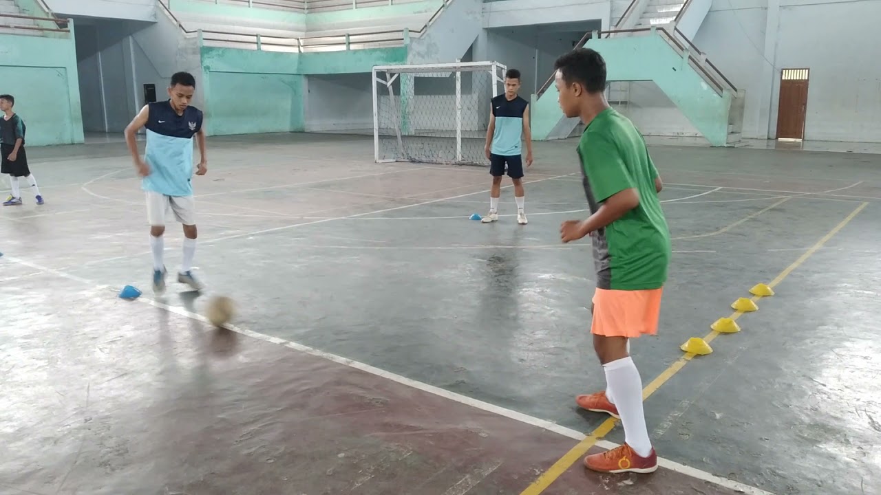 Latihan futsal dasar: Passing Rotasi - YouTube