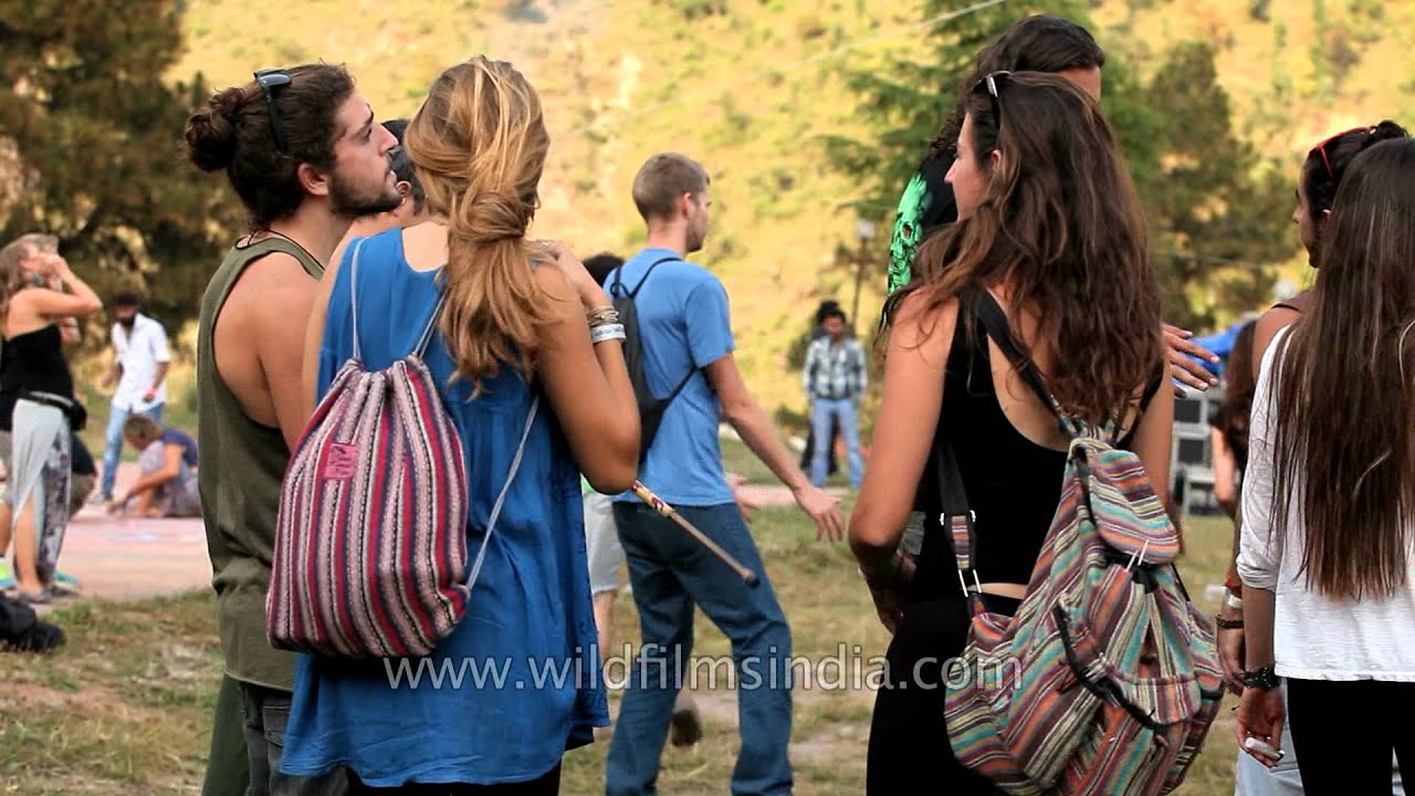 Israeli women drink Kingfisher beer and party it up in India - YouTube