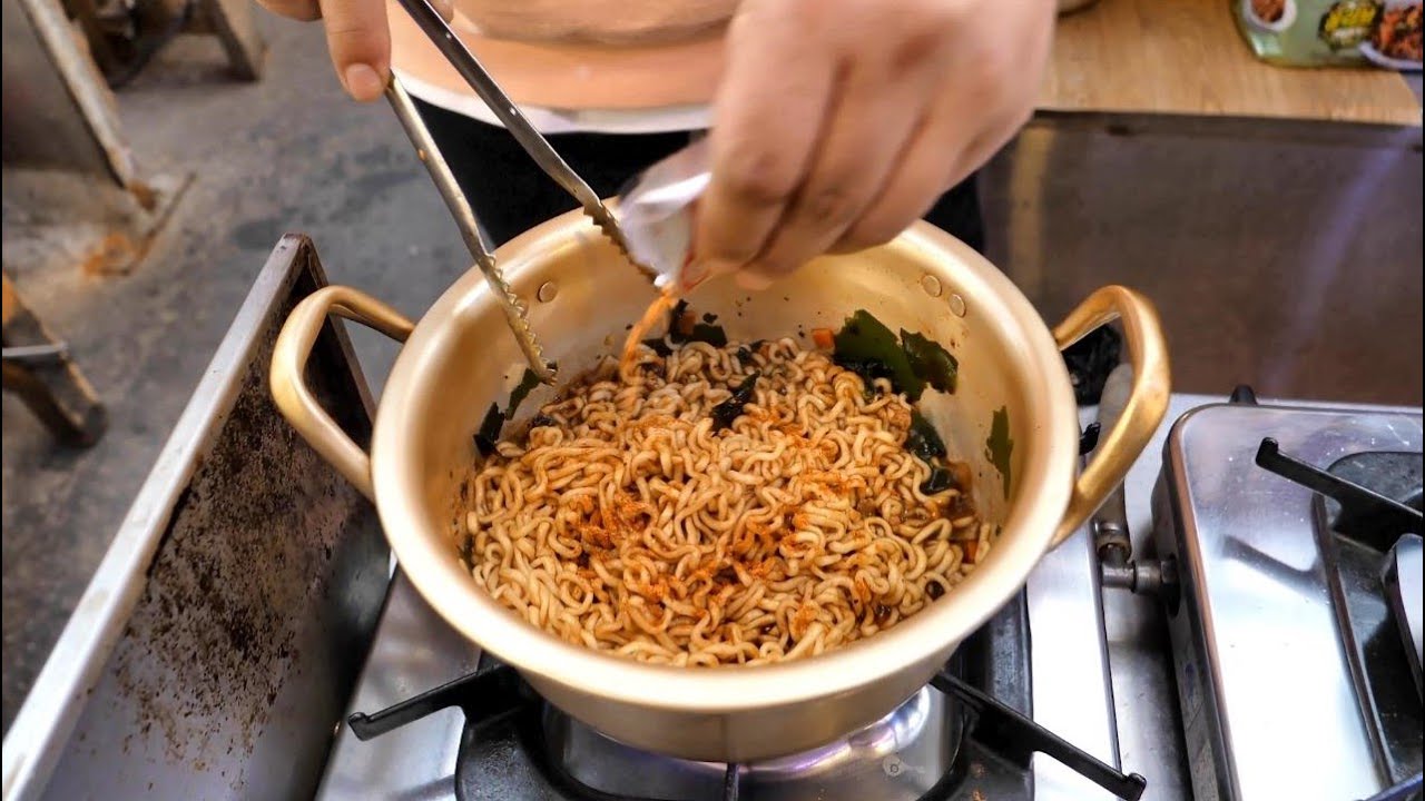 광장시장 짜파구리 / Kwangjanm-Market , Jajangmyeon + Ramen = Japaguri (Korean ...