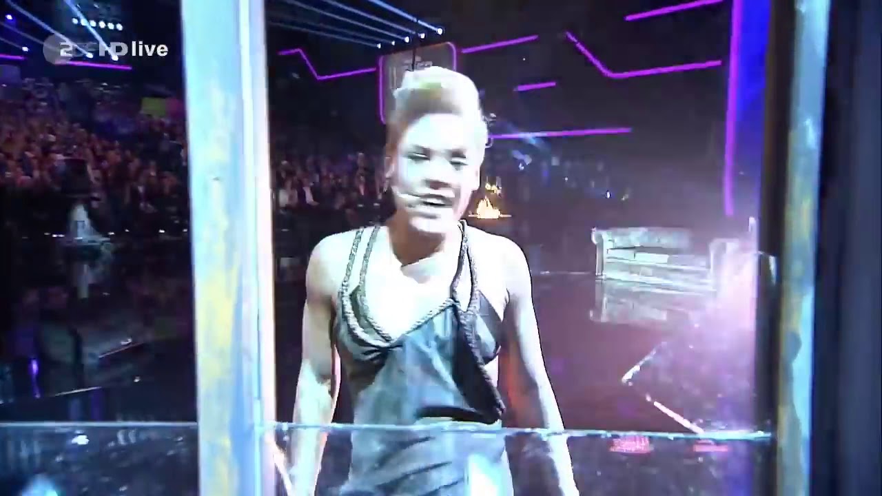 Pink - Try (Live) - YouTube