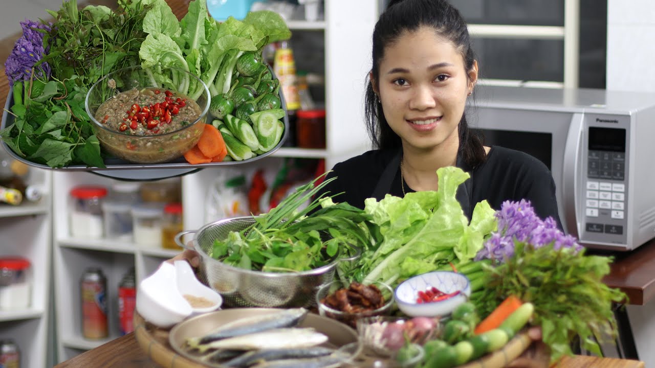 បុកទឹកគ្រឿងត្រីចំហុយ-Khmer Traditional Fish Paste Dip with Steamed Fish ...