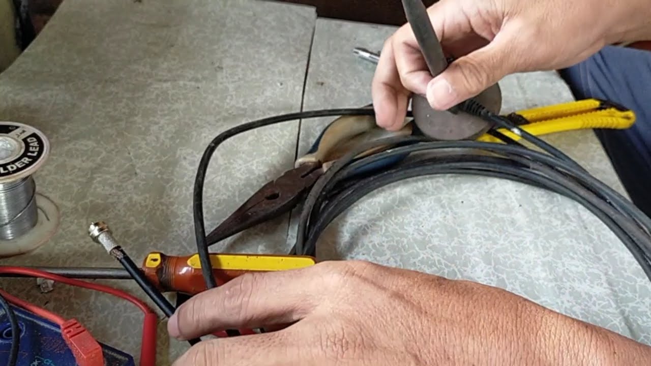 DIY pagpalit sa naputol na connector ng ANTENNA para sa tvplus. Basic ...