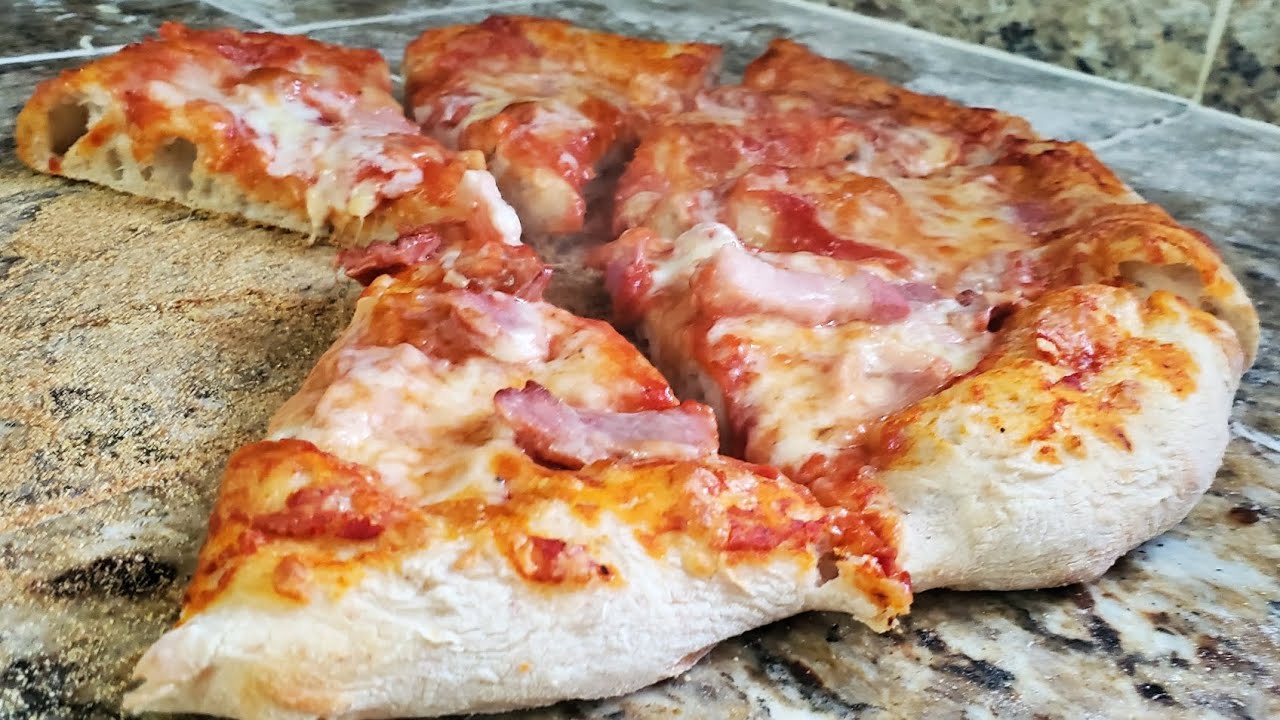 CUTTING A PIZZA PIE 🍕 🇮🇹 - YouTube