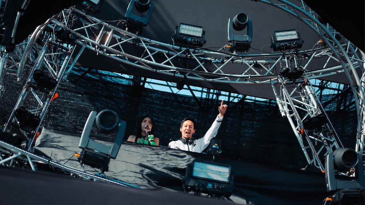 TONG APOLLO x MC PEARYROCK Live At NEON Countdown 2022 - YouTube