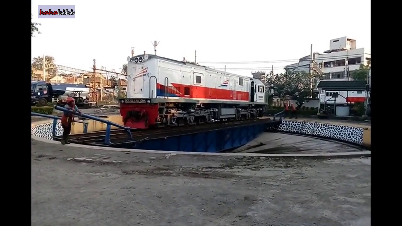 Locomotives is turned on the turntable. Dipo Lokomotif Jatinegara - YouTube