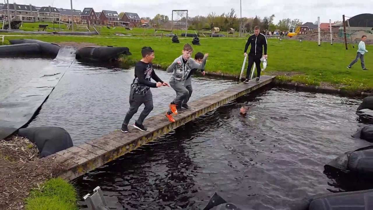 In de sloot springen voor de 100 abonnees!! - YouTube