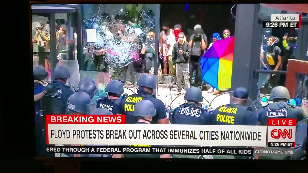 Atlanta Protesters Throw Fireworks at Cops in CNN Center - YouTube