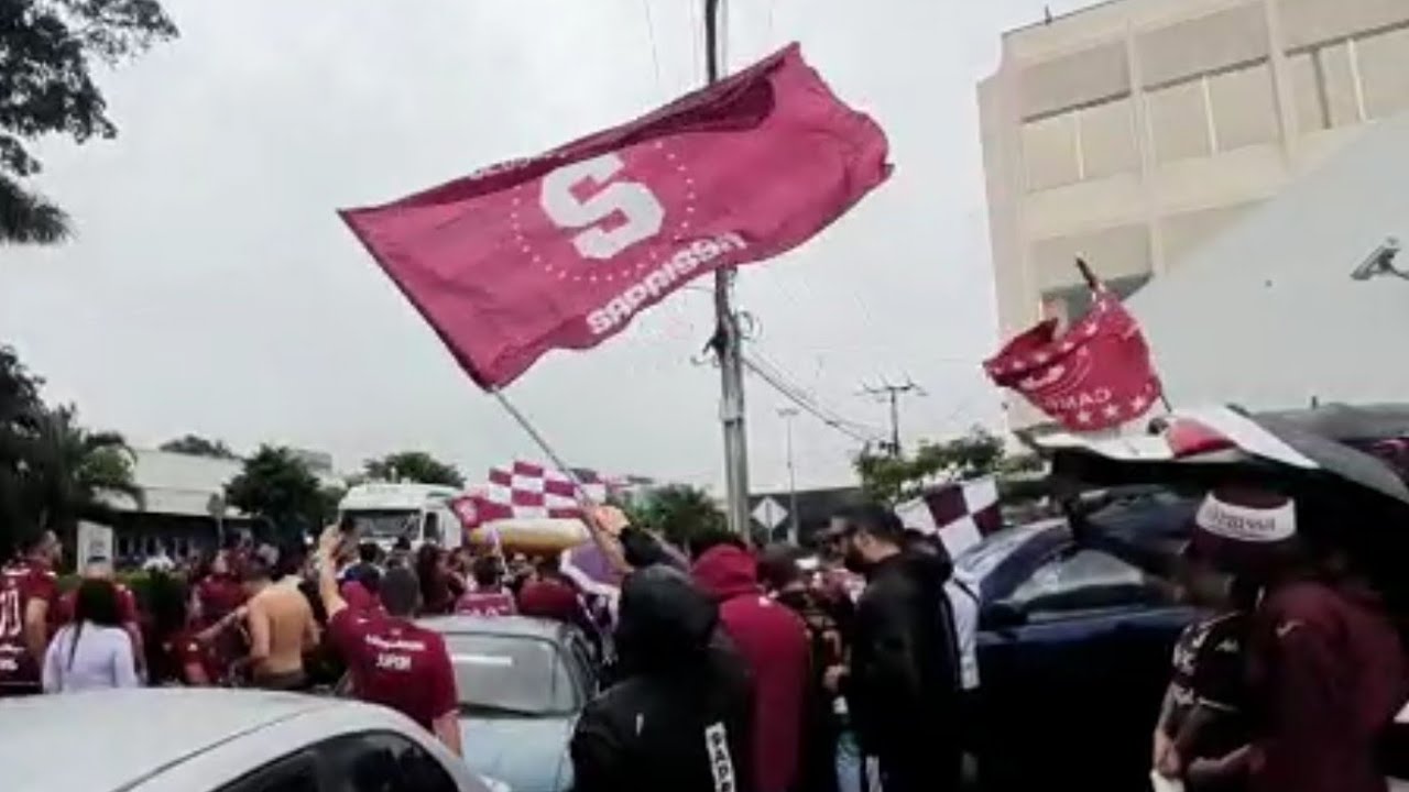 BANDERAZO de la Ultra Morada previo al Clásico 😈💜 - YouTube