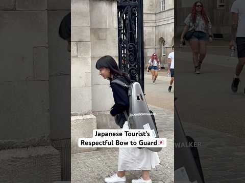 🇯🇵Japanese Tourist'sRespectful Bow to Guard.! #respect #japanesebow #shorts