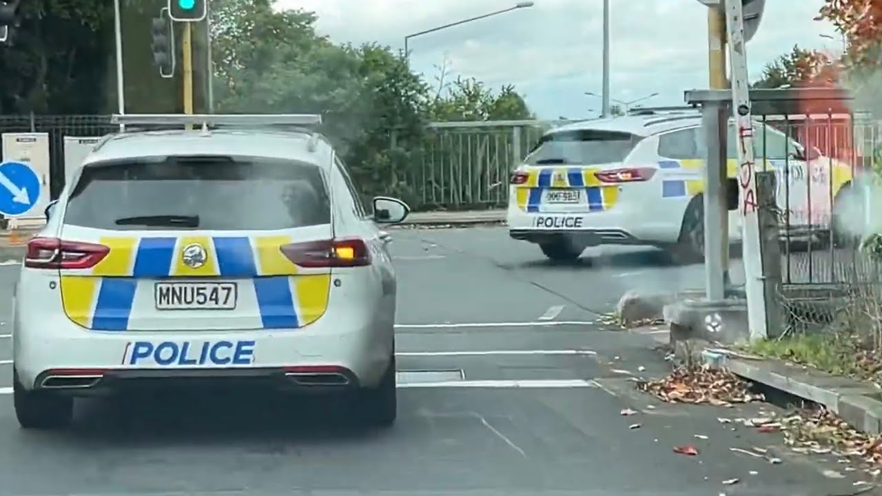 New Zealand Police Car Responding 2x Holden Commodore ZB - YouTube