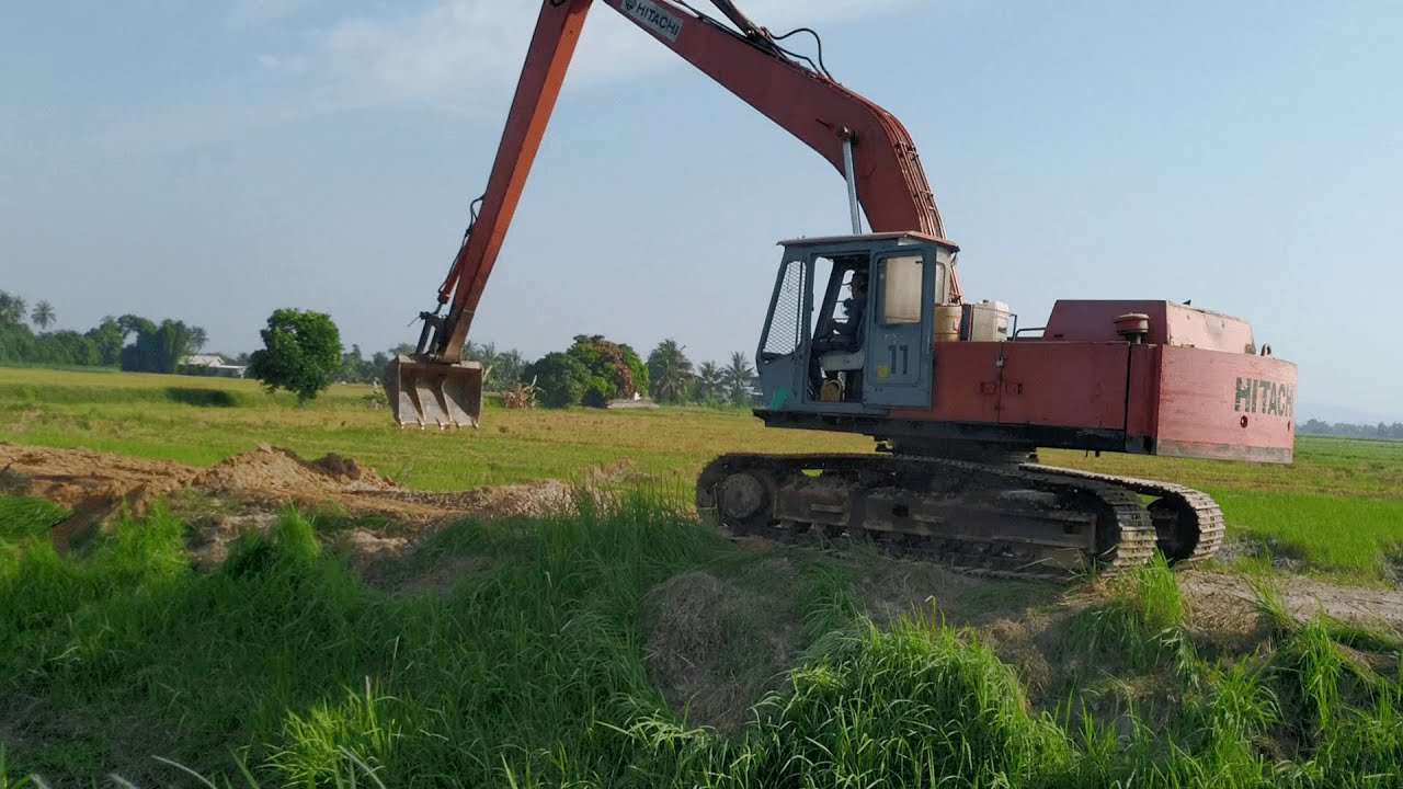 EXCAVATOR LONG ARM HITACHI UH083 LOADING SAND GRAVEL STONE INTO SMALL ...