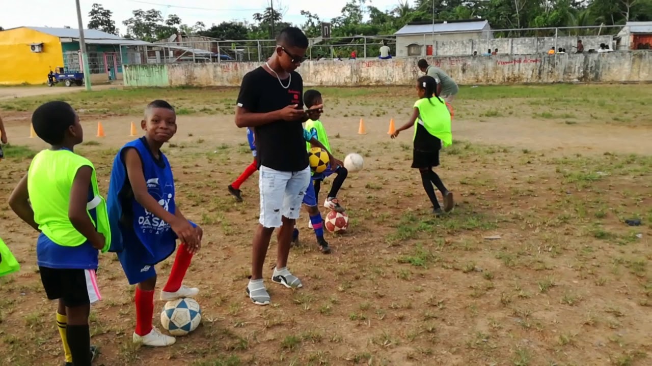 Niña astro dominando el balón - YouTube
