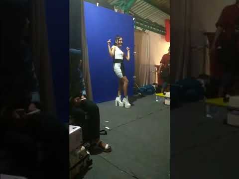 Di suruh bergaya kok malah JOGET (Nella KHARISMA) membuat tertawa foto grafer