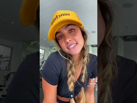 Sommer Ray shaking it for the fans - YouTube