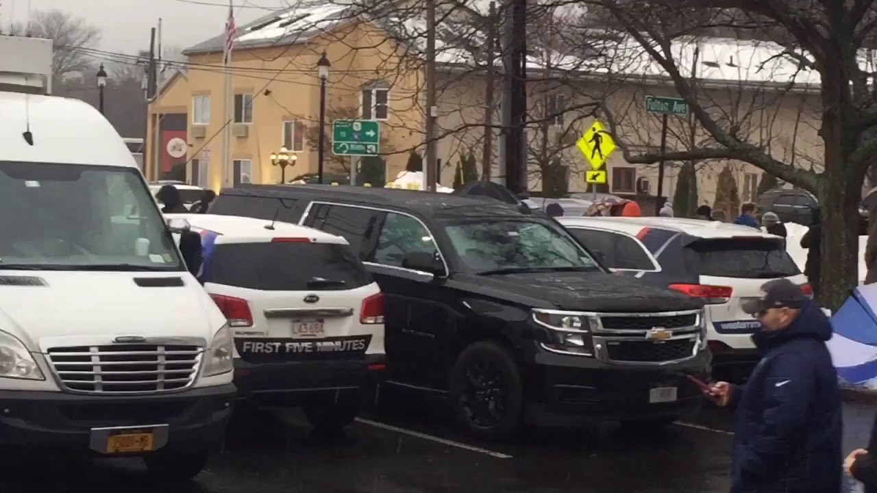 Long lines in Northampton for recreational marijuana - YouTube