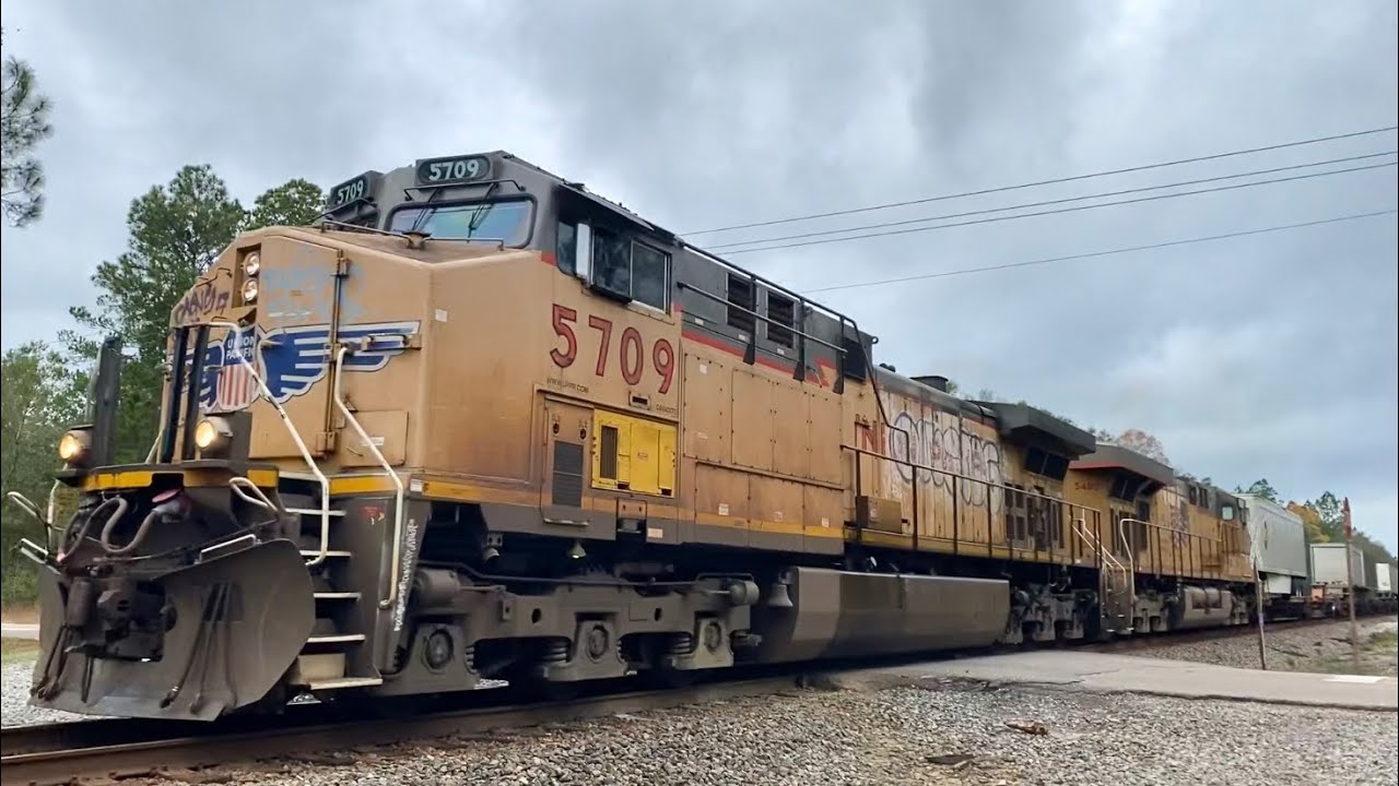 Union Pacific AC44CWCTE 5709 Leads NS 29F at Crawford - YouTube