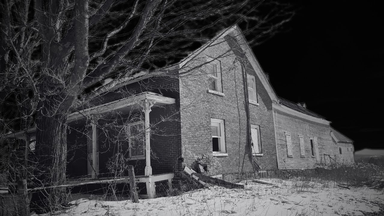 EXPLORING a SCARY ABANDONNED HOUSE at night - YouTube