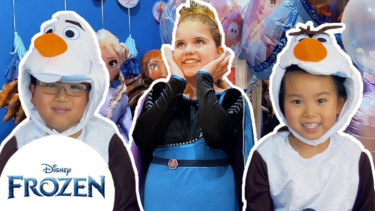 Frozen Fashion Show! | Halloween Costumes | Frozen Friends Club - YouTube