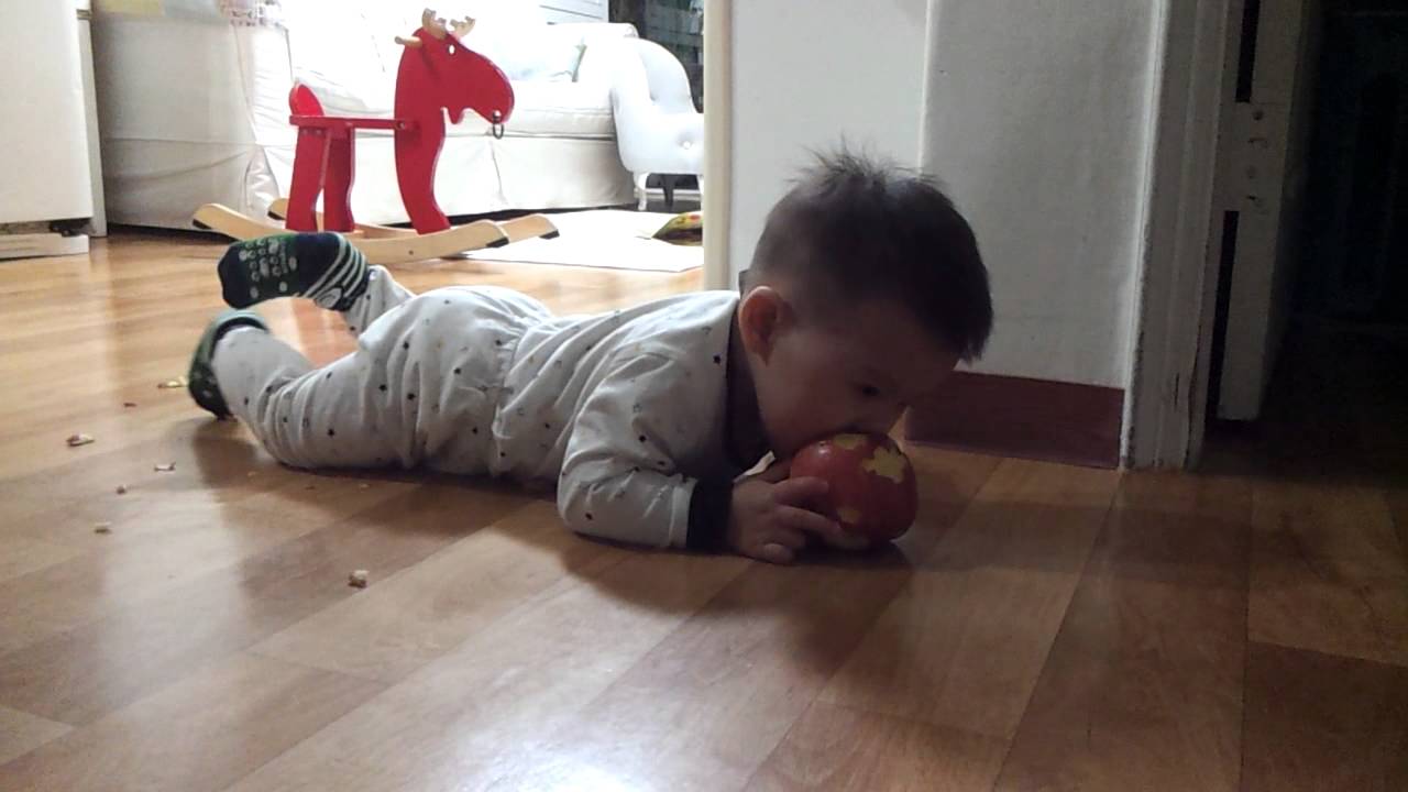 cute baby eat apple head sppining 2 - YouTube