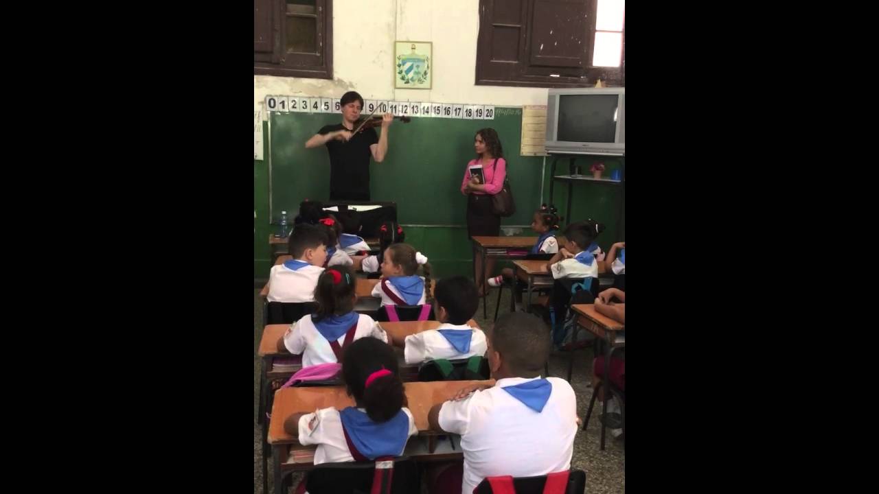 Joshua Bell playing for childrens in Havana - YouTube