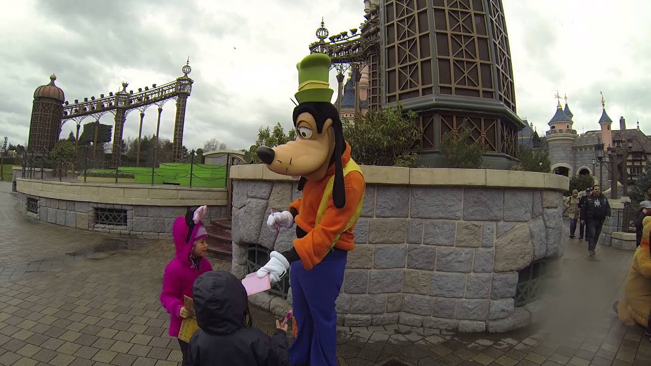 Meeting Goofy at Disneyland Paris 🤭 🐕 - YouTube
