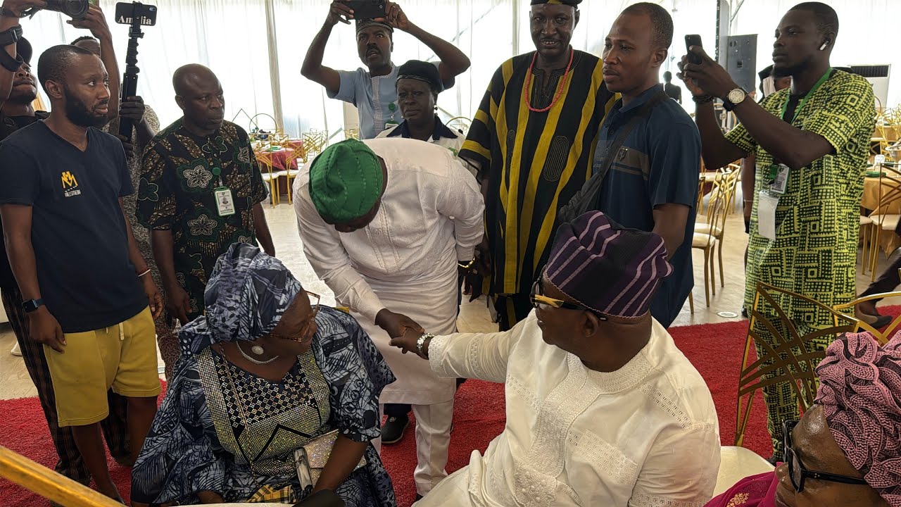 SEE HOW TAMPAN PRESIDENT MR LATIN GREETS OGA BELLO AND YINKA QUADRI ...