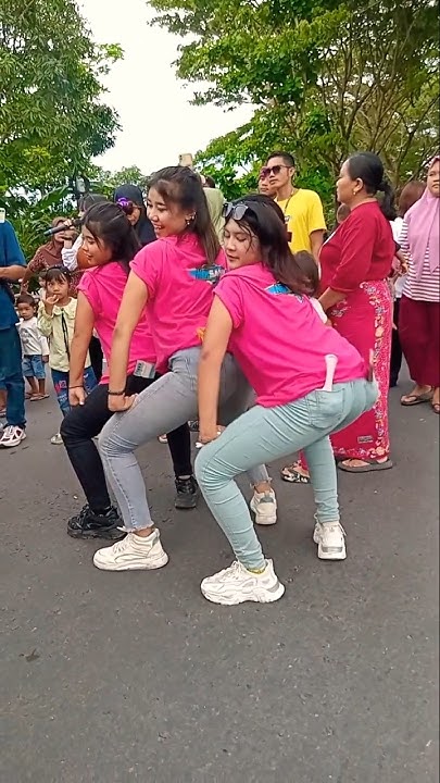 Suka suka joget di pinggir jalan terio samba.#palapachannel - YouTube