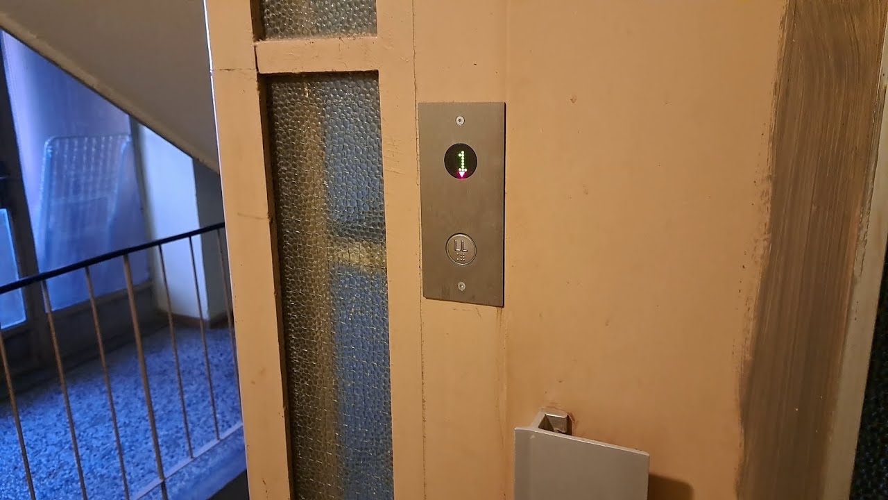 [Unique?] 1971 Daka lift modernized by Miconic-Dizala @ Cvjetkova ulica ...