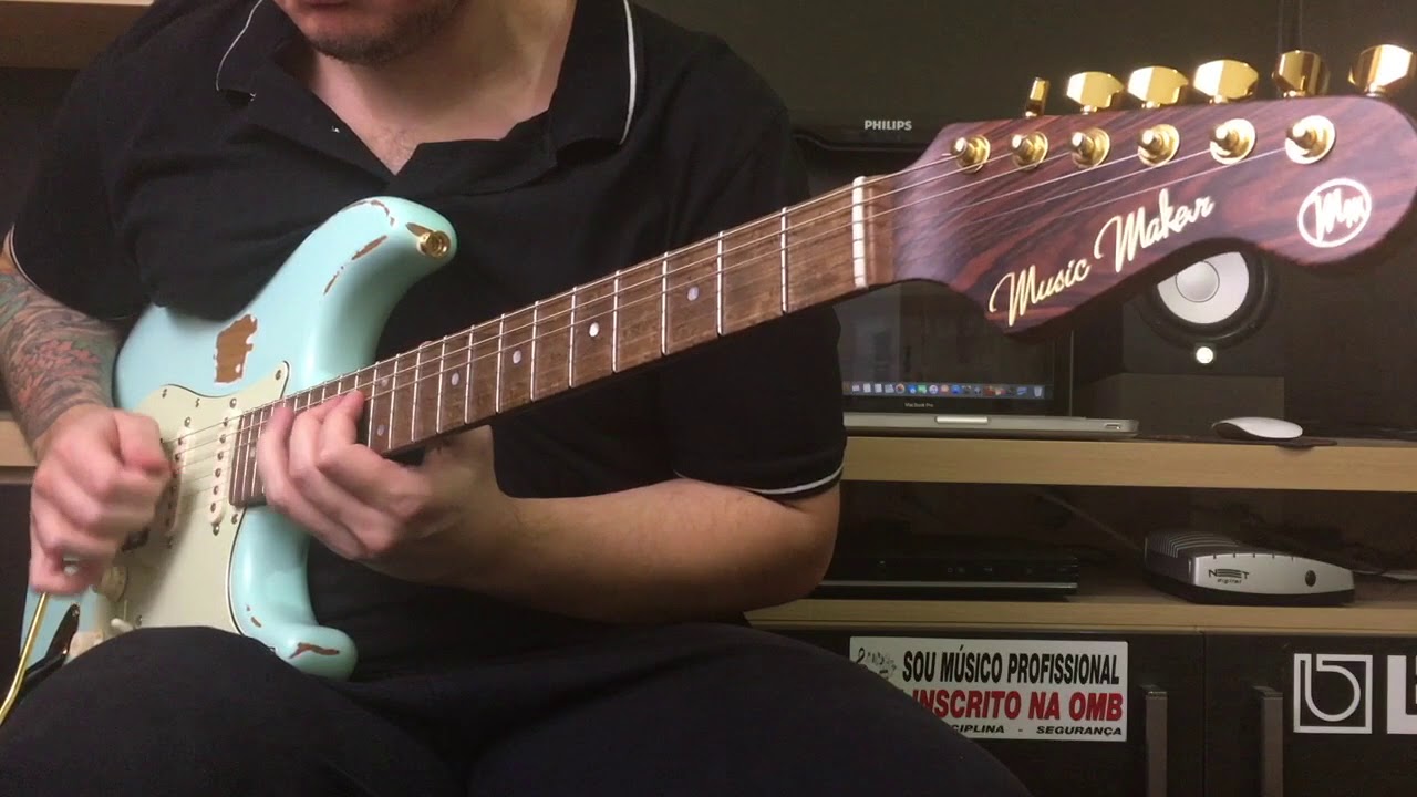 Roberto Benavides Rock Hot Licks - YouTube