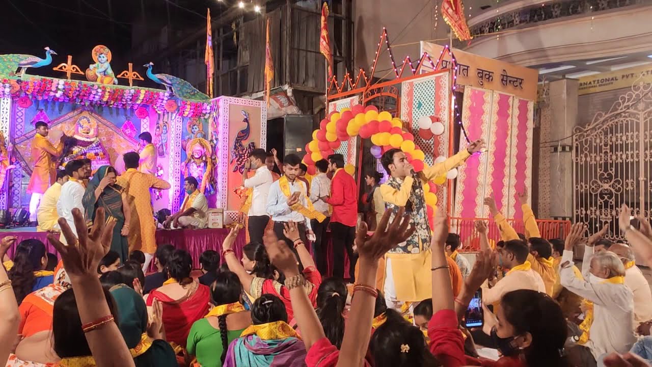 कलयुग मे डंका बजता है दोनो देव महान है एक बाबा श्याम है दूजे हनुमान है ...