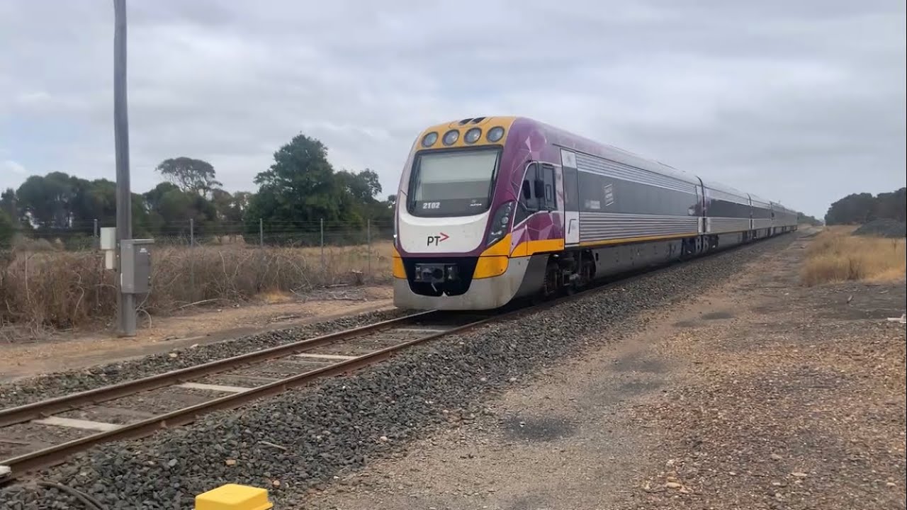 V/Line VL102 & VL15 Speeds Through Hillside Rd, Hillside Level Crossing ...