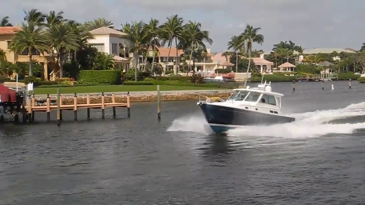 Express cruiser meets in ICW - YouTube