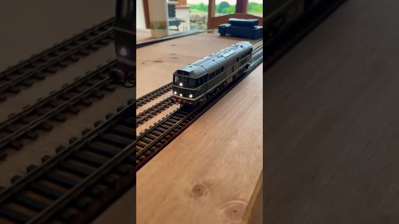 Airfix class 31 with soundtraxx DCC sound and directional lights - YouTube