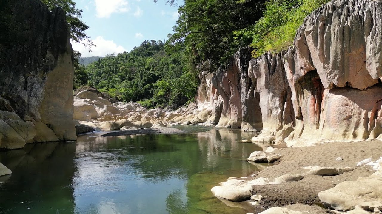 Amazing rock formations in the cleanest river in the Philippines ...