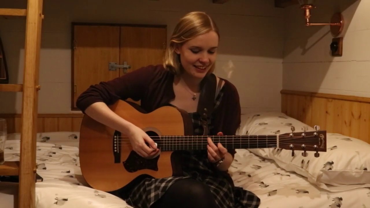 Bella Gaffney, "All That Glitters" In t'Hut Session. - YouTube